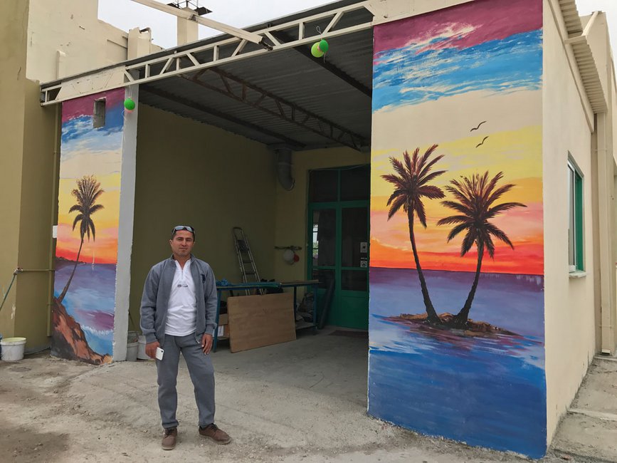 Los refugiados dan una nota de color al centro de acogida de Moria en ...